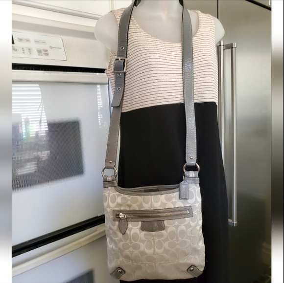 Coach | Bags | Coach Signature Penelope Hippie F4689 White Gray ...